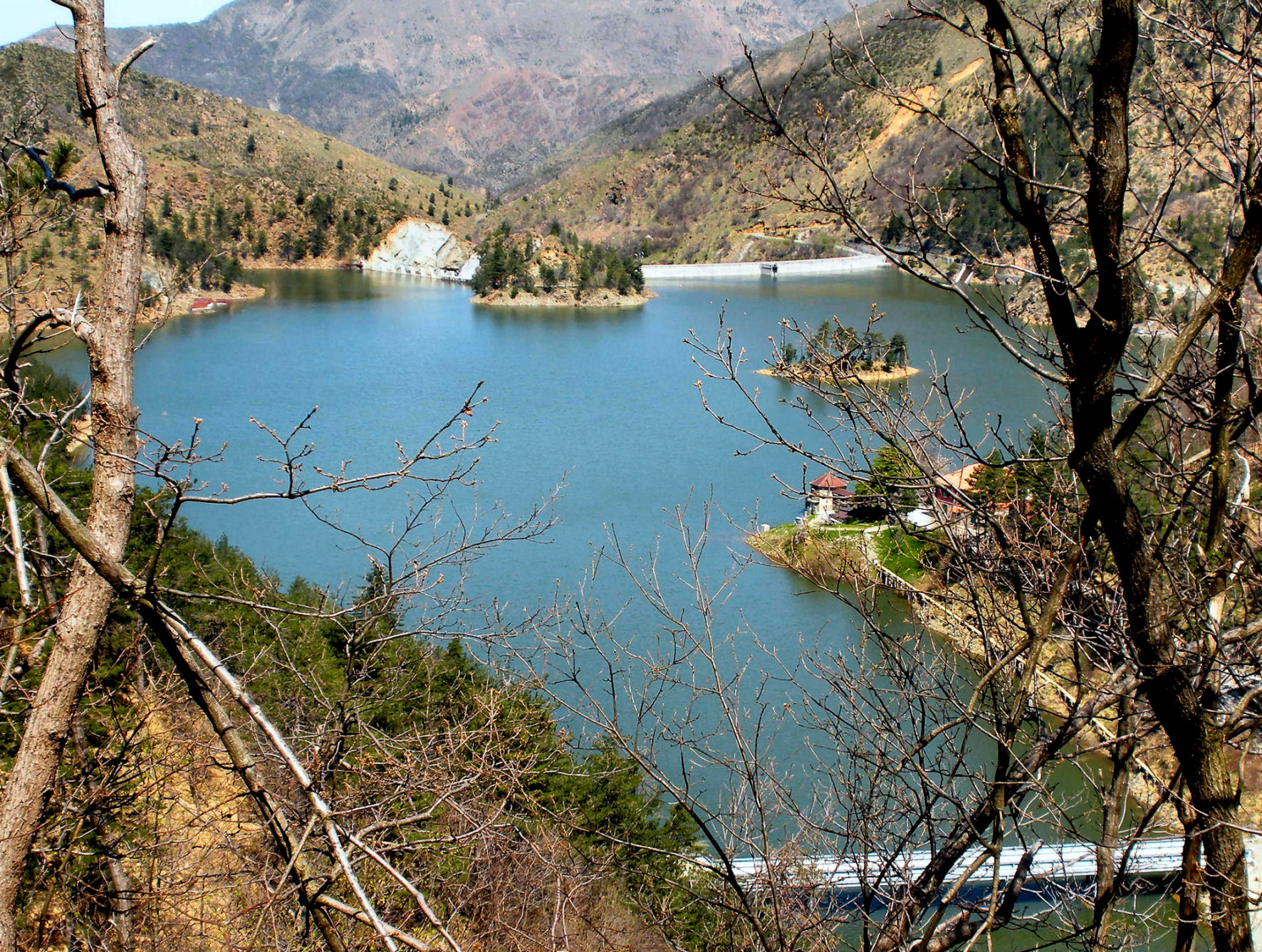 Le indicazioni per il sentiero che porta al lago Bruno nell'Ovadese