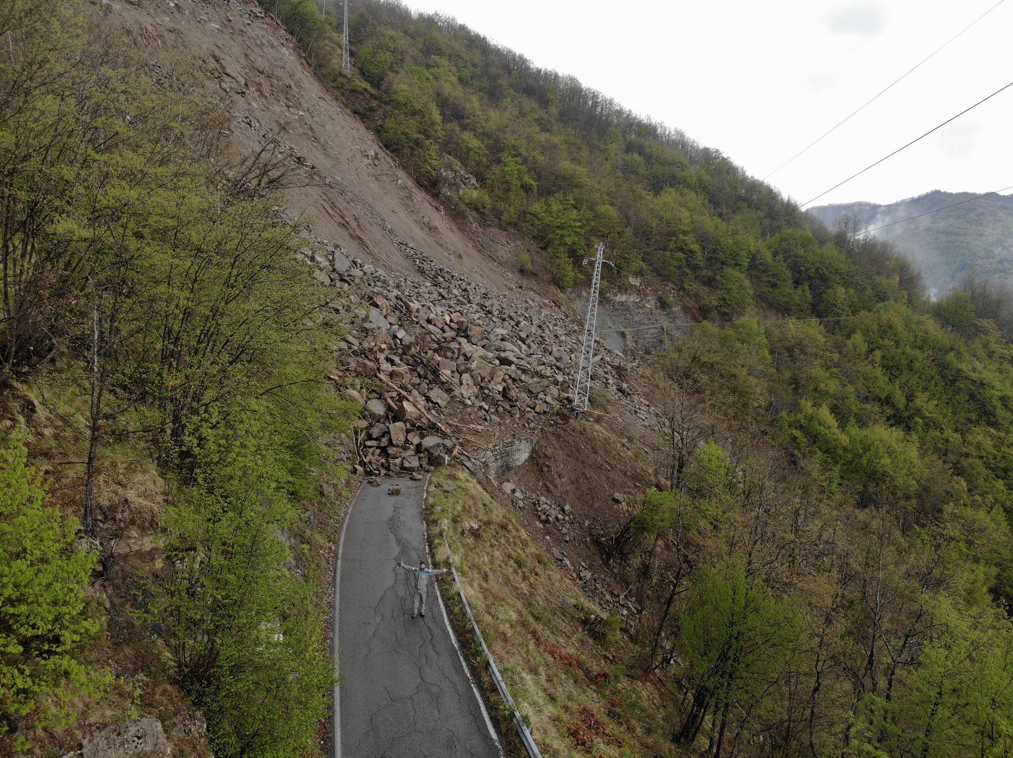 Le immagini dall'alto dell'imponente frana a Carrega Ligure