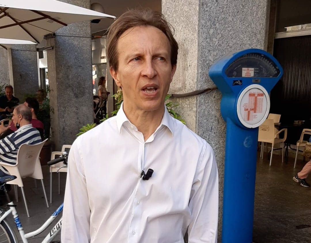 Cristiano Militello a Valenza per una puntata di Striscia lo striscione