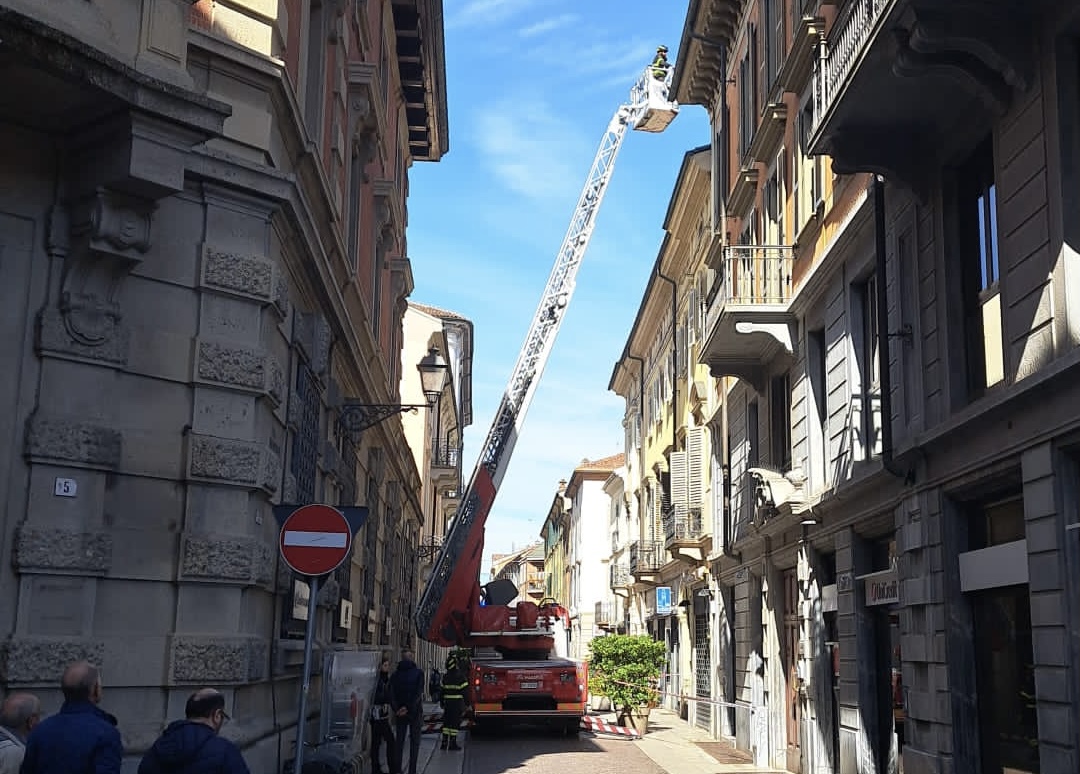 Tegole pericolanti in via Alessandro III: strada chiusa