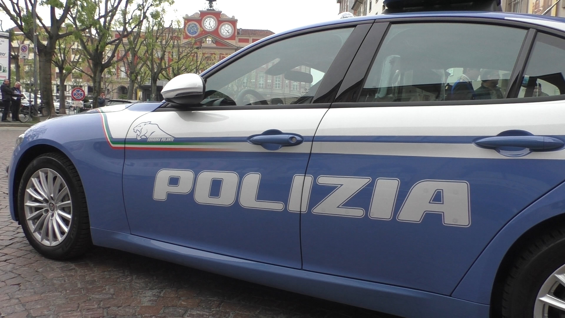 Visti mentre si arrampicano su una grondaia, i due ladri finiscono in ...