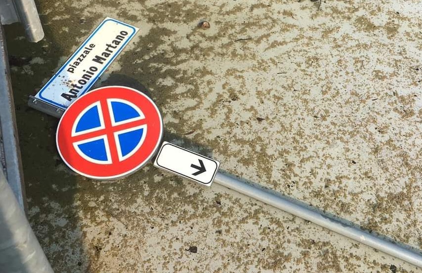 L’incivile gesto contro il cartello della piazza dedicata ad Antonio ...