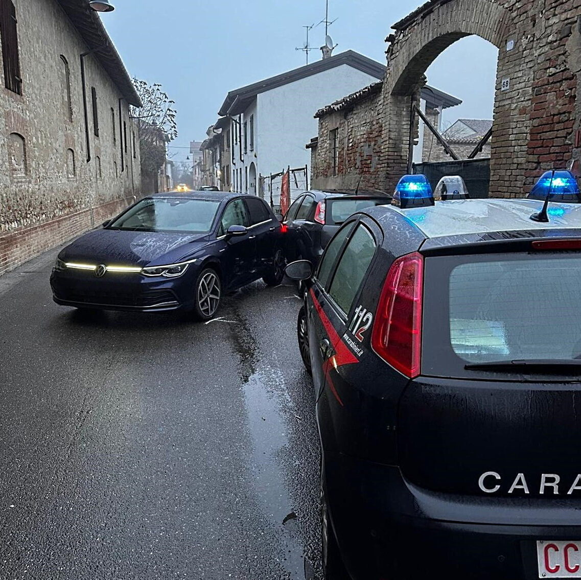 Non rispetta la precedenza e danneggia due auto