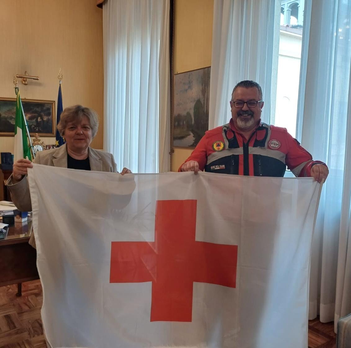 La Croce Rossa consegna la sua storica bandiera al Prefetto per ...