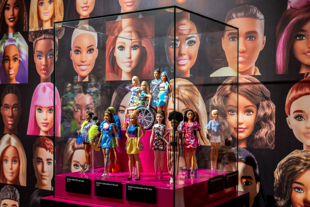 Il mondo di Barbie in mostra a Milano: sessantacinque anni di moda e sogni