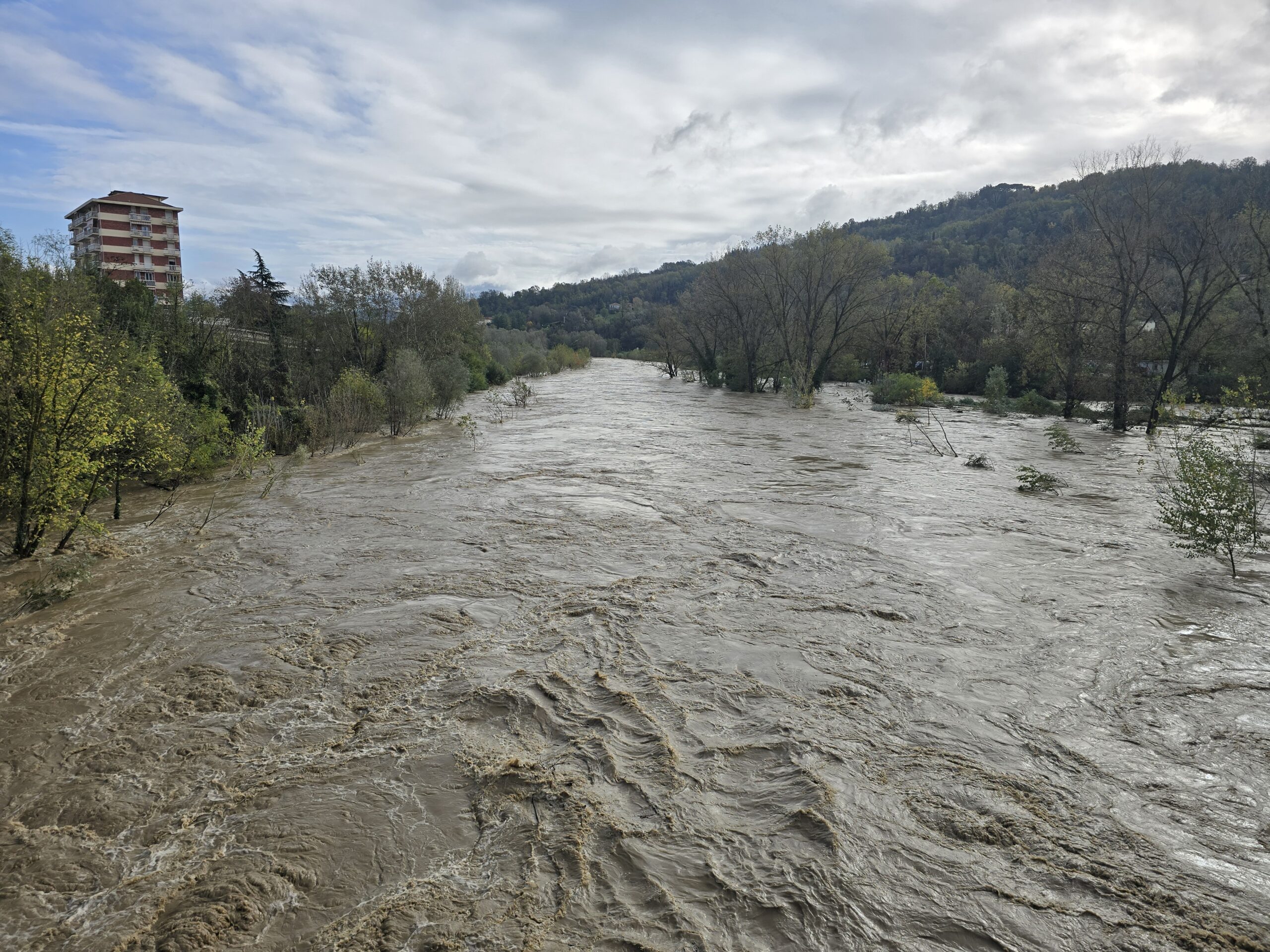 La forza del fiume Bormida ad Acqui: le immagini dal ponte