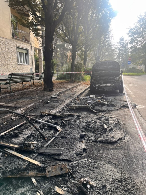Cassonetti in fiamme in Pista. Danneggiate anche auto in viale Medaglie ...