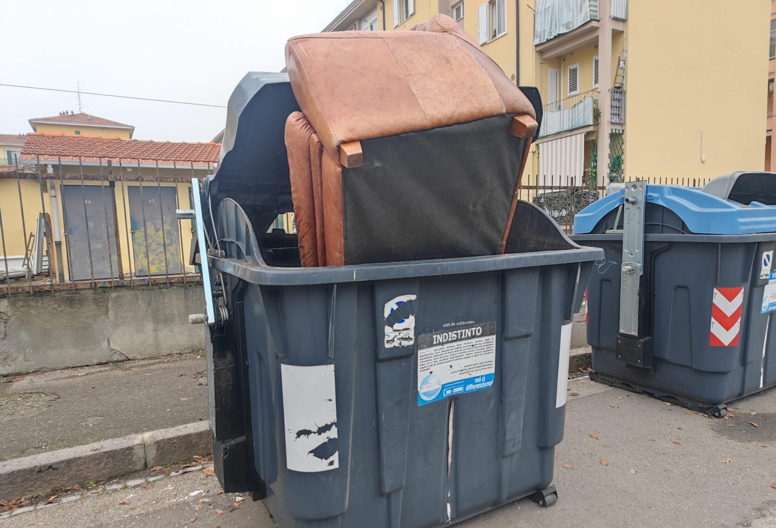 Divano in un cassonetto di corso Romita ad Alessandria