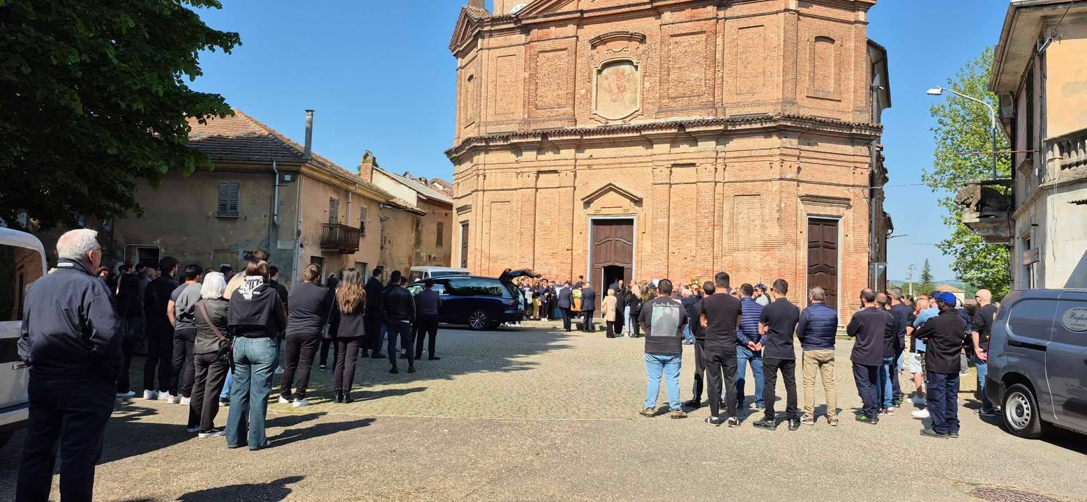 Questa mattina l'addio affettuoso e composto ad Andrea Gatto
