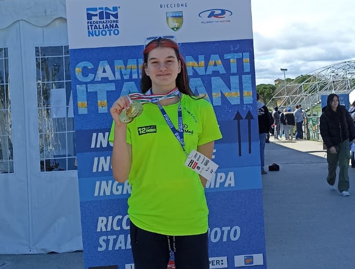 La nuotatrice di Casale Zoe Johnson vince sei medaglie