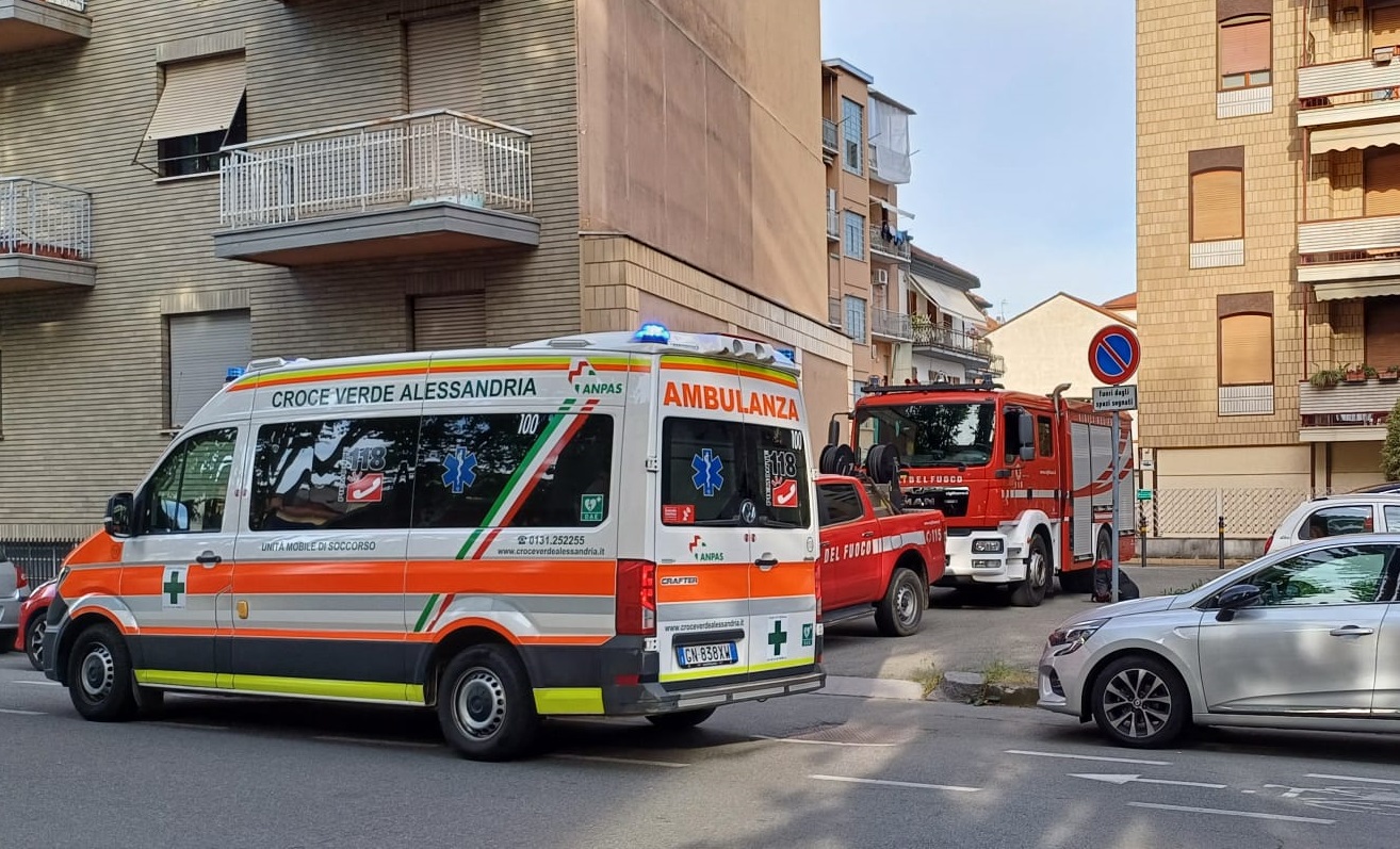 Cerca di gettarsi dal balcone in Spalto Gamondio ad Alessandria