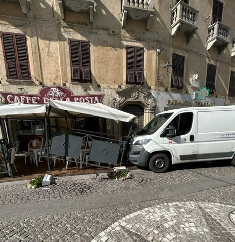 Paura a Ovada: furgone finisce contro dehors di un bar in piazza Assunta