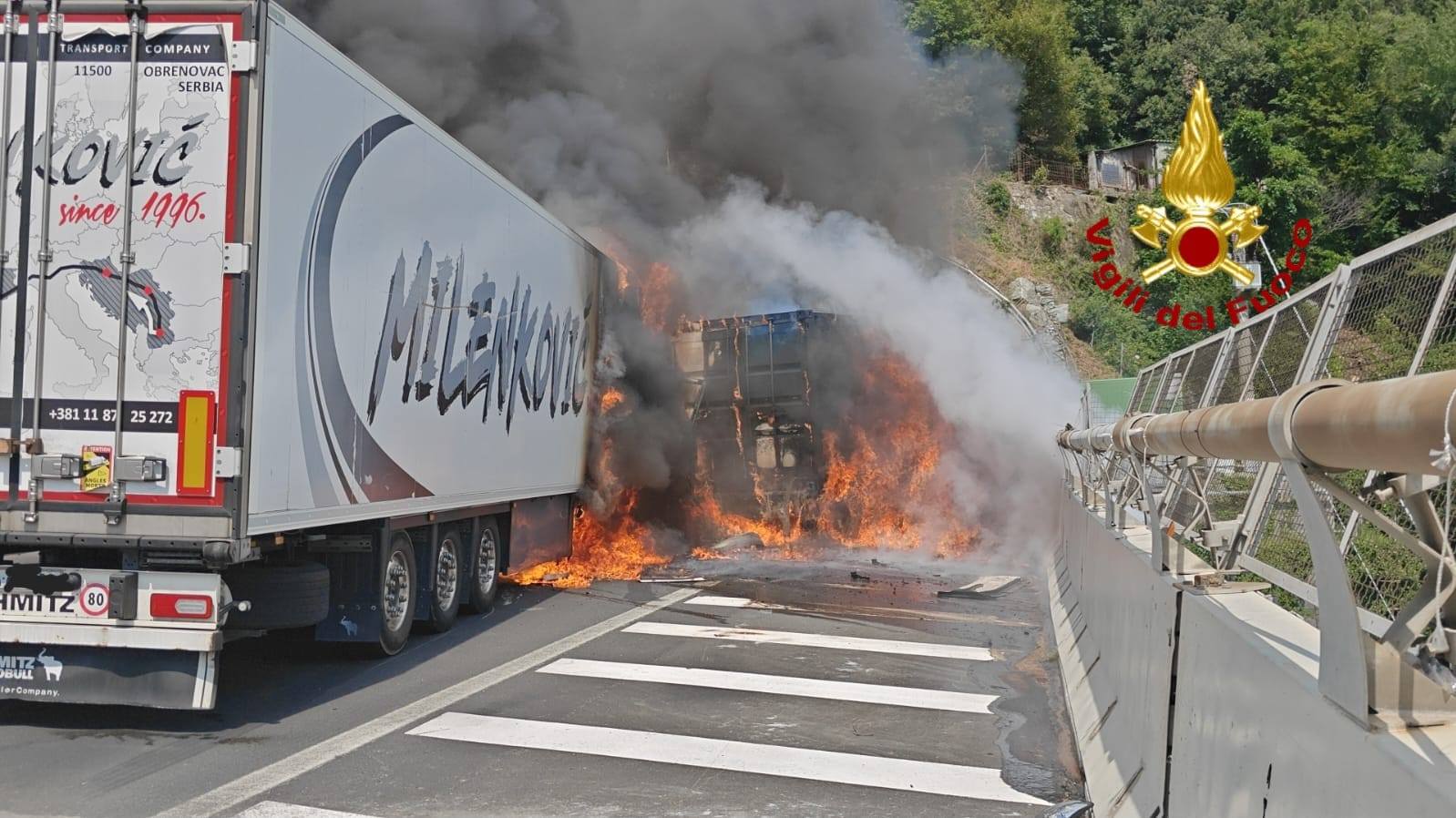 Tir in fiamme dopo tamponamento sulla A26 all’altezza di Masone. Tratto ...