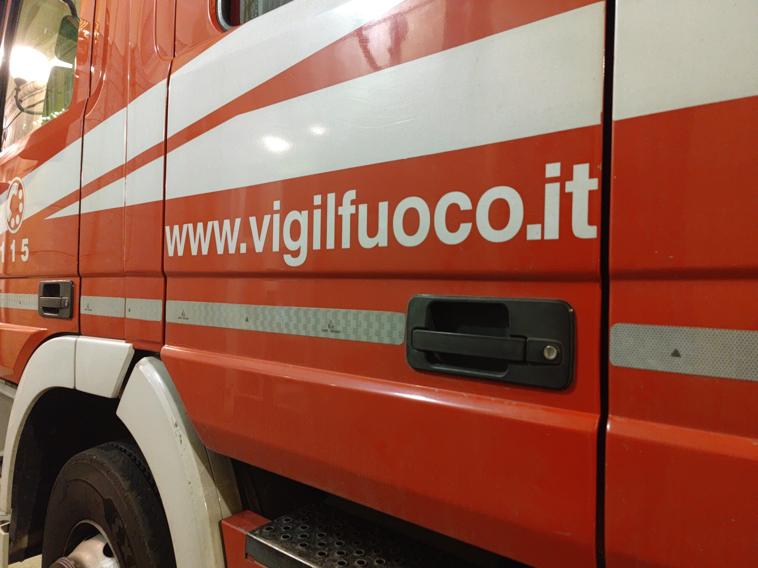 A fuoco rotoballe nell'acquese: intervento dei Vigili del Fuoco ancora ...